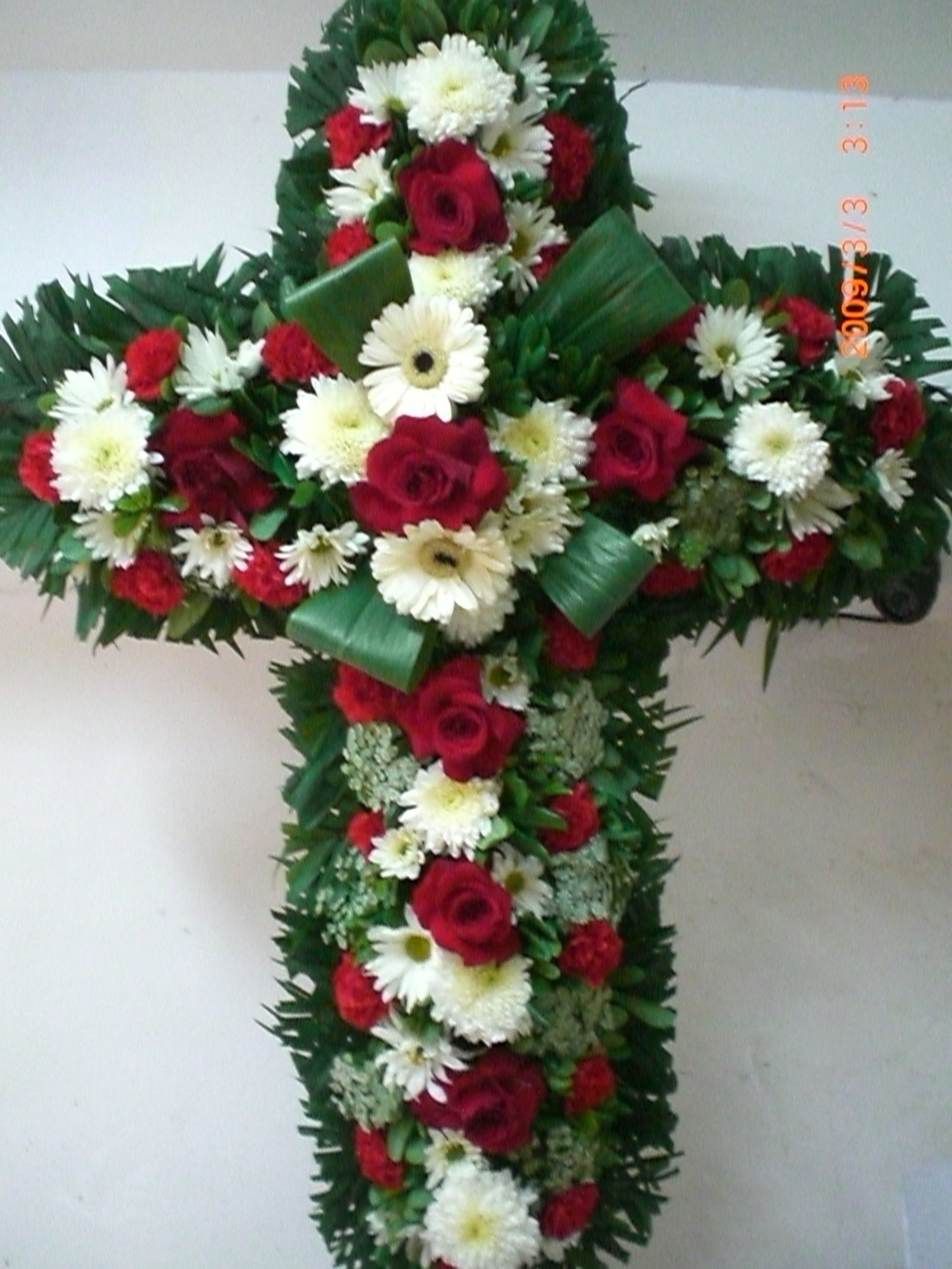 Cruz de Rosas, Crisantemos y Gerberas #124 - Envia Flores y Regalos en ...